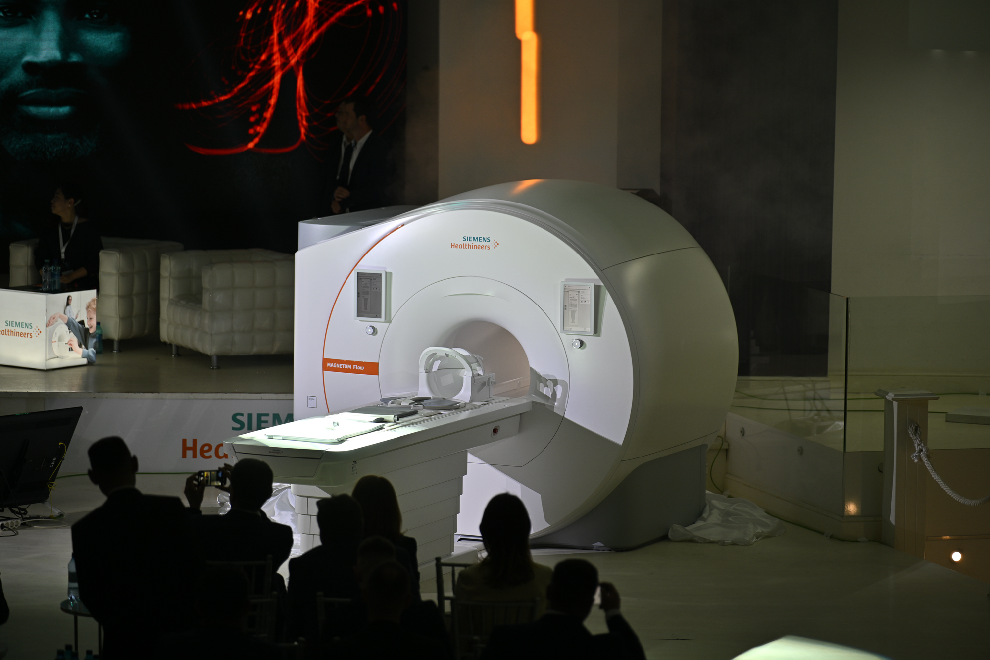 VIDEO Platforma de imagistică MAGNETOM Flow, instalată în premieră ...